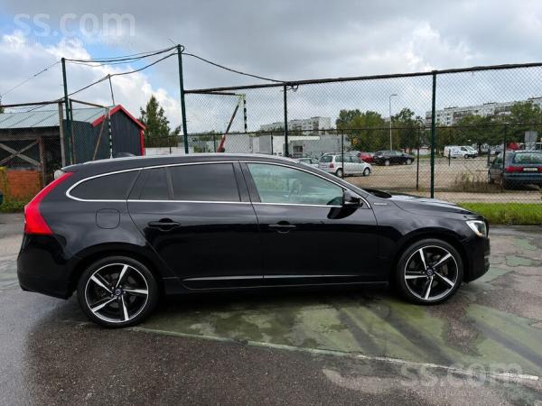Melns Volvo V60 2013 Rīga, ar dzinēja tilpumu 2.40 L un nobraukumu 265 tūkst. km par 13900 €, foto 5 vietnē AUTOMOTO.COM.LV