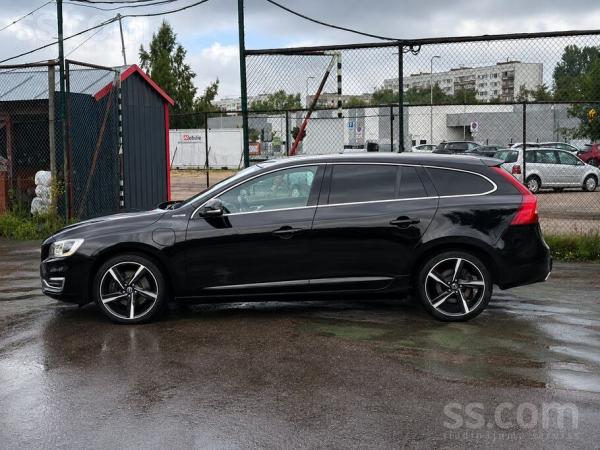 Melns Volvo V60 2013 Rīga, ar dzinēja tilpumu 2.40 L un nobraukumu 265 tūkst. km par 13900 €, foto 6 vietnē AUTOMOTO.COM.LV