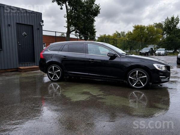 Melns Volvo V60 2013 Rīga, ar dzinēja tilpumu 2.40 L un nobraukumu 265 tūkst. km par 13900 €, foto 7 vietnē AUTOMOTO.COM.LV