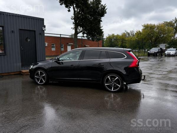 Melns Volvo V60 2013 Rīga, ar dzinēja tilpumu 2.40 L un nobraukumu 265 tūkst. km par 13900 €, foto 8 vietnē AUTOMOTO.COM.LV