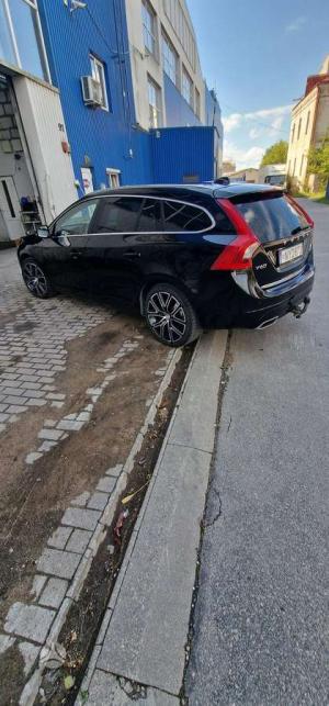Melns Volvo V60 2013 Viļņa, ar dzinēja tilpumu 2.40 L un nobraukumu 303 tūkst. km par 7300 €, foto 6 vietnē AUTOMOTO.COM.LV
