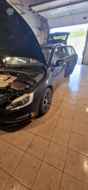 Melns Volvo V60 2013 Viļņa, ar dzinēja tilpumu 2.40 L un nobraukumu 303 tūkst. km par 7300 €, foto 12 vietnē AUTOMOTO.COM.LV