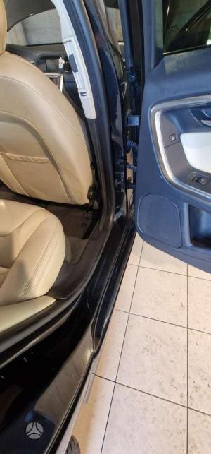 Melns Volvo V60 2013 Viļņa, ar dzinēja tilpumu 2.40 L un nobraukumu 303 tūkst. km par 7300 €, foto 20 vietnē AUTOMOTO.COM.LV