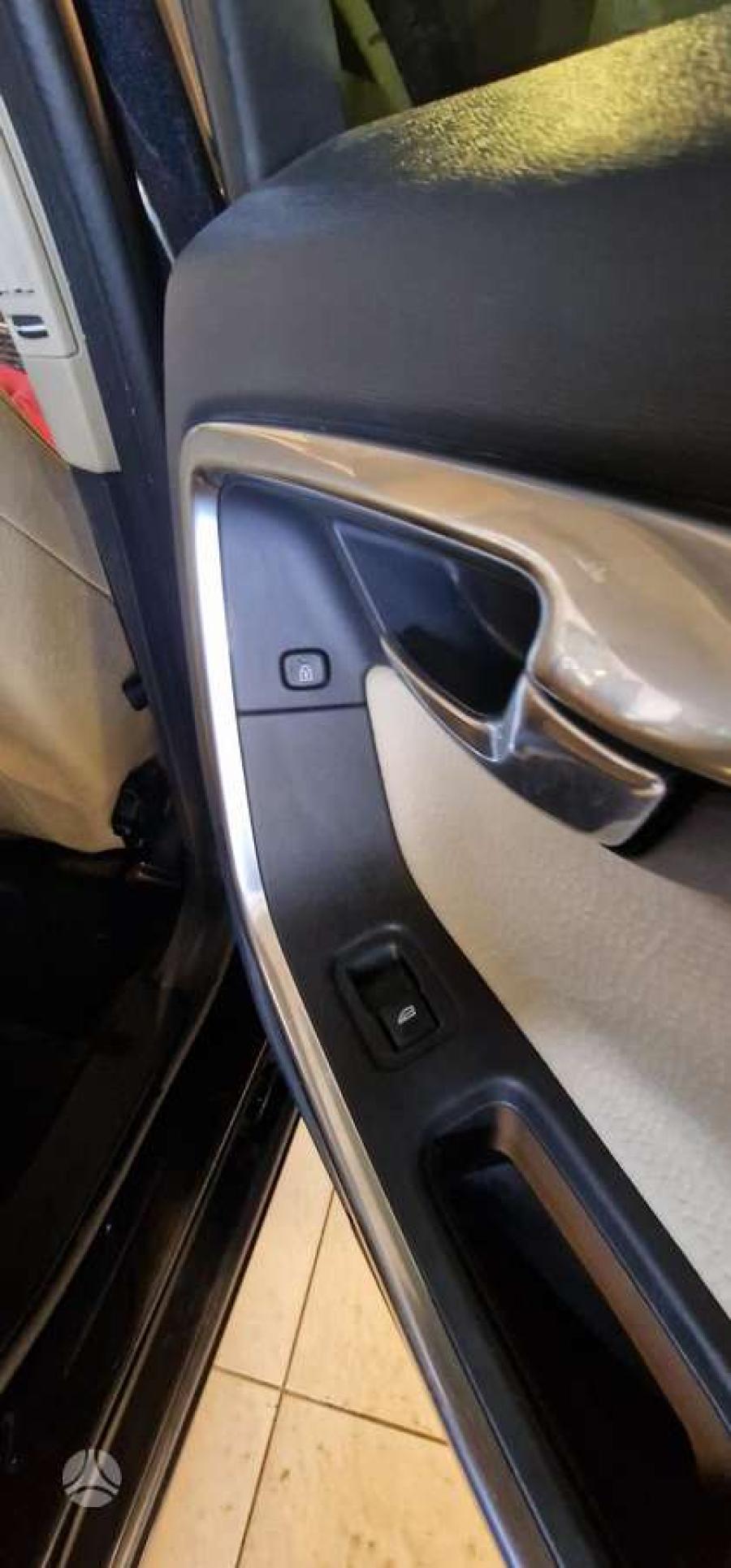 Melns Volvo V60 2013 Viļņa, ar dzinēja tilpumu 2.40 L un nobraukumu 303 tūkst. km par 7300 €, foto 21 vietnē AUTOMOTO.COM.LV