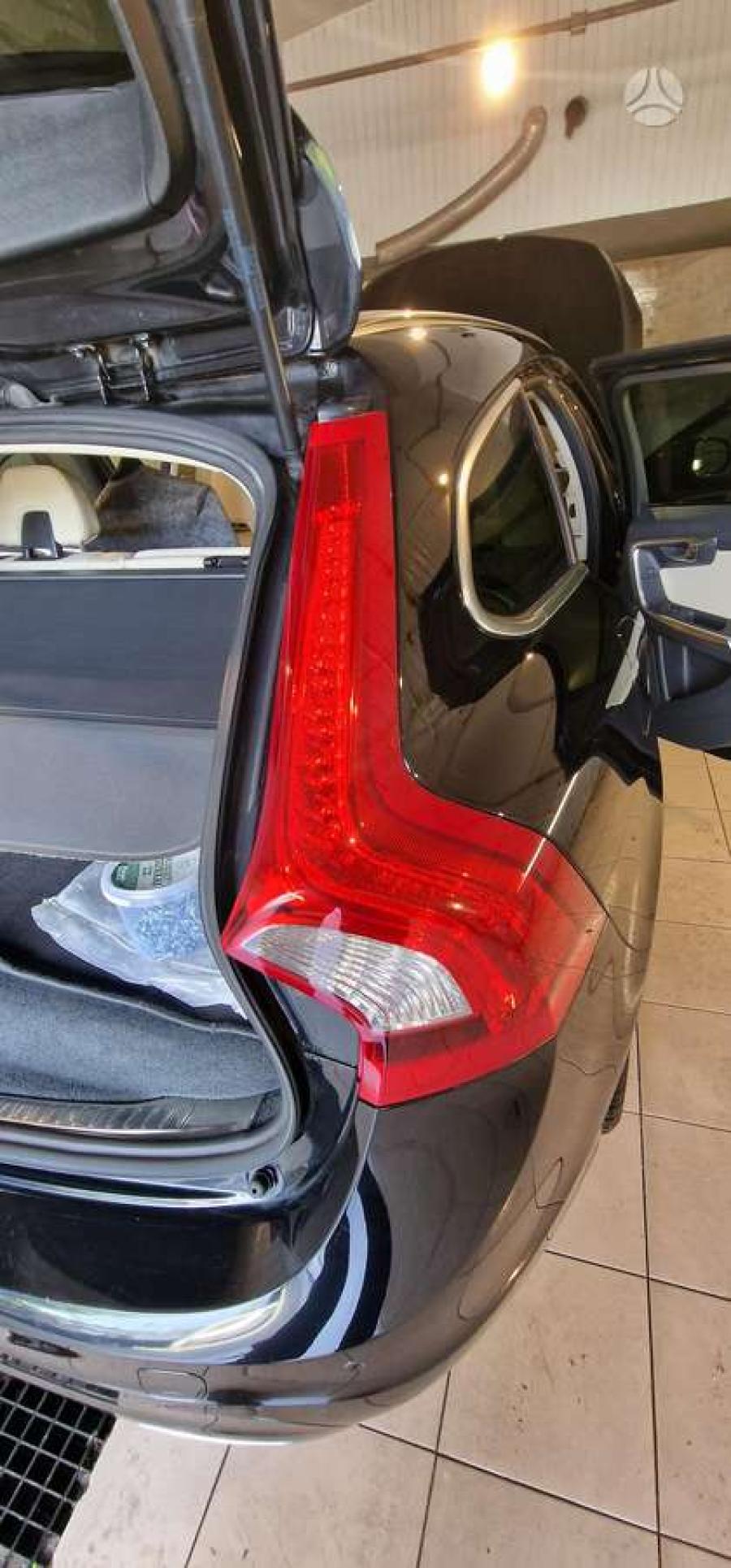 Melns Volvo V60 2013 Viļņa, ar dzinēja tilpumu 2.40 L un nobraukumu 303 tūkst. km par 7300 €, foto 22 vietnē AUTOMOTO.COM.LV