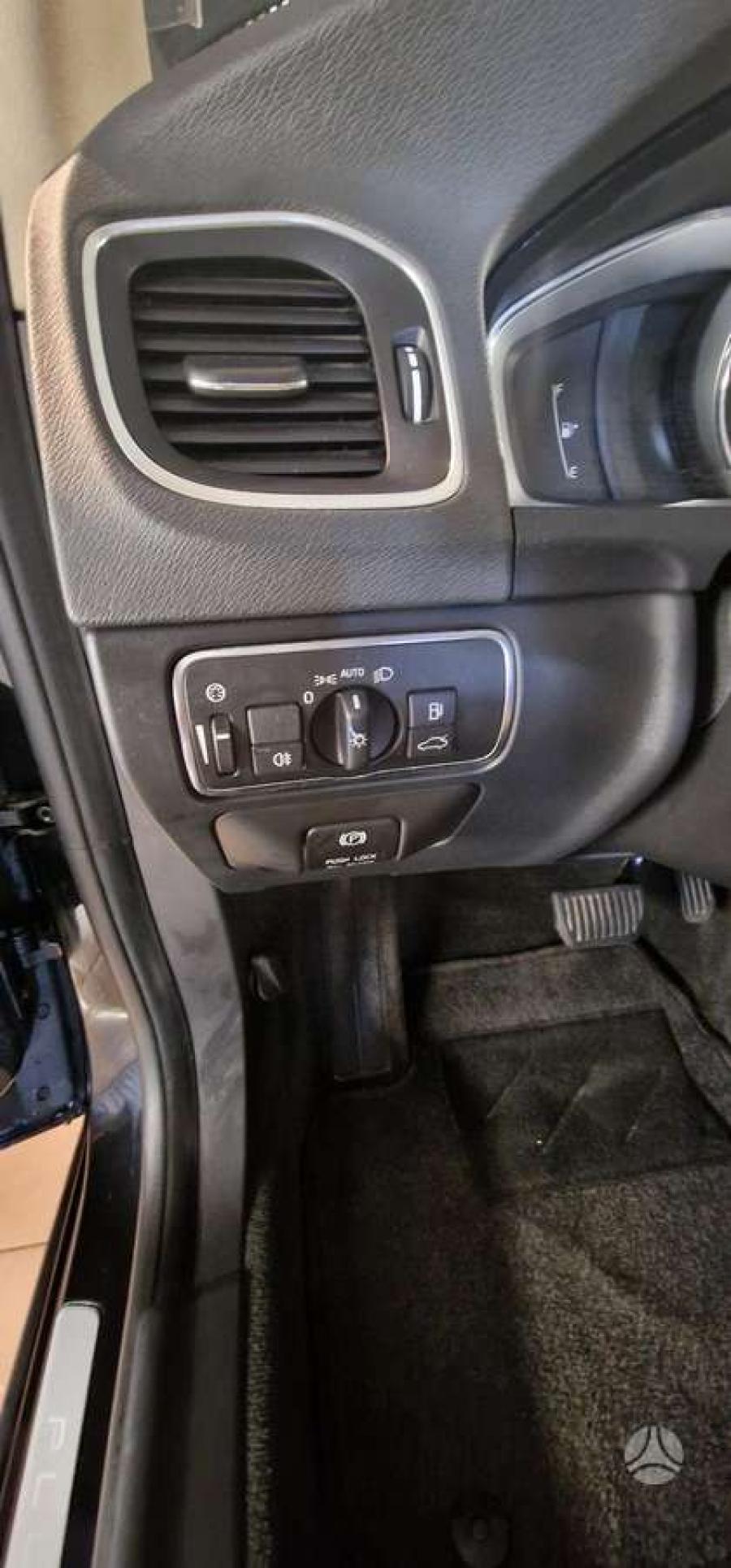 Melns Volvo V60 2013 Viļņa, ar dzinēja tilpumu 2.40 L un nobraukumu 303 tūkst. km par 7300 €, foto 35 vietnē AUTOMOTO.COM.LV