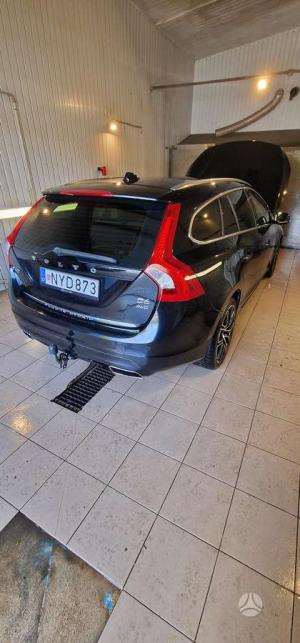 Melns Volvo V60 2013 Viļņa, ar dzinēja tilpumu 2.40 L un nobraukumu 303 tūkst. km par 7300 €, foto 46 vietnē AUTOMOTO.COM.LV