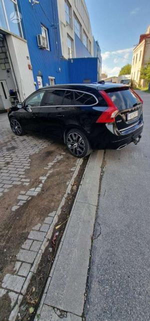 Melns Volvo V60 2013 Viļņa, ar dzinēja tilpumu 2.40 L un nobraukumu 303 tūkst. km par 7300 €, foto 47 vietnē AUTOMOTO.COM.LV