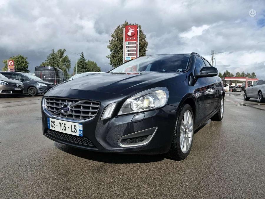 Black Volvo V60 2013 in Taurage, with an engine capacity of 2.40 L and mileage of 250 thousand km for 6900 €, photo 1 on AUTOMOTO.COM.LV