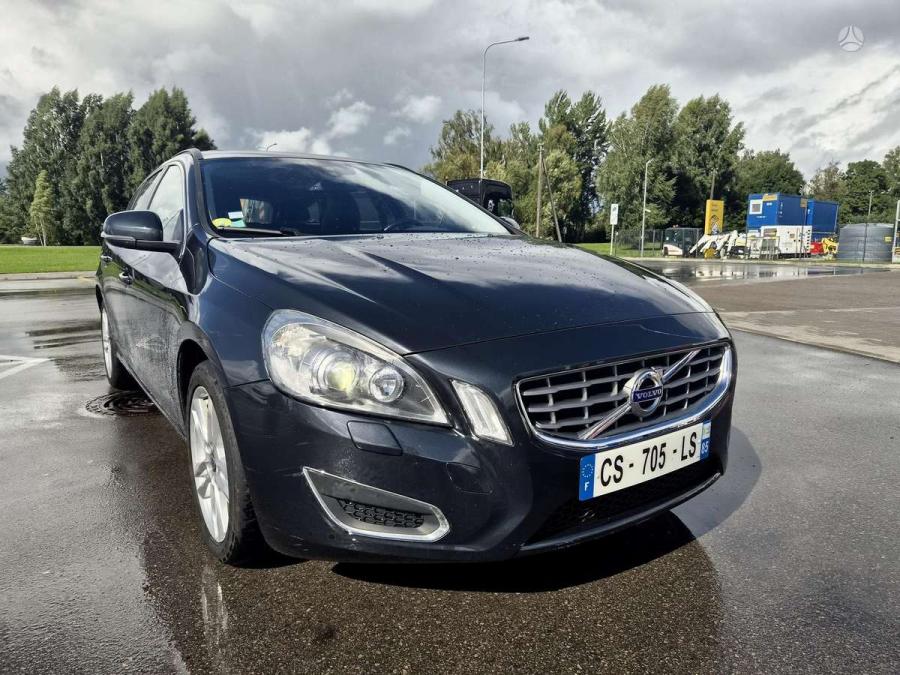 Black Volvo V60 2013 in Taurage, with an engine capacity of 2.40 L and mileage of 250 thousand km for 6900 €, photo 3 on AUTOMOTO.COM.LV