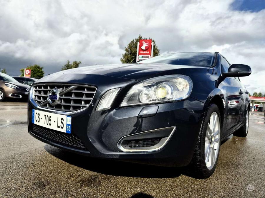 Black Volvo V60 2013 in Taurage, with an engine capacity of 2.40 L and mileage of 250 thousand km for 6900 €, photo 4 on AUTOMOTO.COM.LV