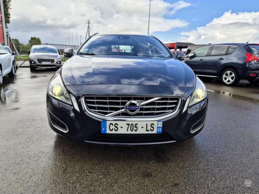 Black Volvo V60 2013 in Taurage, with an engine capacity of 2.40 L and mileage of 250 thousand km for 6900 €, photo 5 on AUTOMOTO.COM.LV