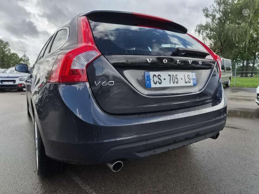 Black Volvo V60 2013 in Taurage, with an engine capacity of 2.40 L and mileage of 250 thousand km for 6900 €, photo 8 on AUTOMOTO.COM.LV