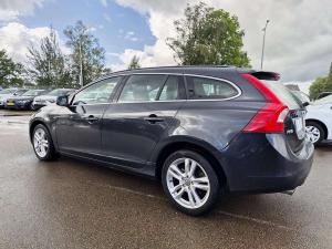 Black Volvo V60 2013 in Taurage, with an engine capacity of 2.40 L and mileage of 250 thousand km for 6900 €, photo 9 on AUTOMOTO.COM.LV