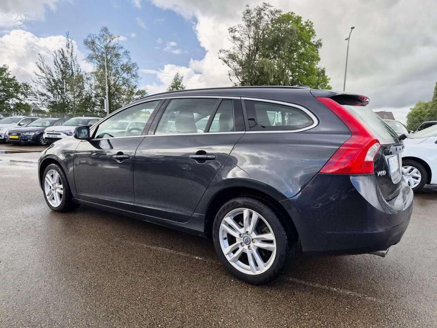 Black Volvo V60 2013 in Taurage, with an engine capacity of 2.40 L and mileage of 250 thousand km for 6900 €, photo 9 on AUTOMOTO.COM.LV