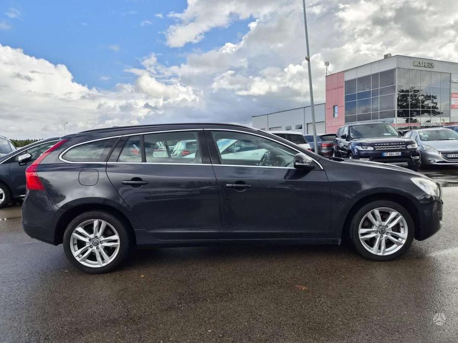 Black Volvo V60 2013 in Taurage, with an engine capacity of 2.40 L and mileage of 250 thousand km for 6900 €, photo 12 on AUTOMOTO.COM.LV