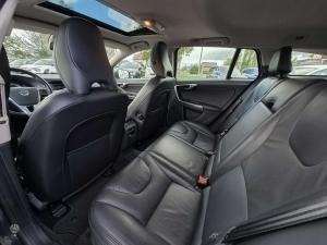 Black Volvo V60 2013 in Taurage, with an engine capacity of 2.40 L and mileage of 250 thousand km for 6900 €, photo 18 on AUTOMOTO.COM.LV