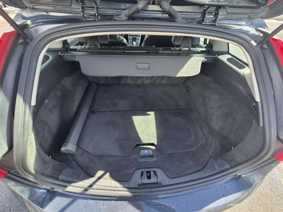 Black Volvo V60 2013 in Taurage, with an engine capacity of 2.40 L and mileage of 250 thousand km for 6900 €, photo 30 on AUTOMOTO.COM.LV