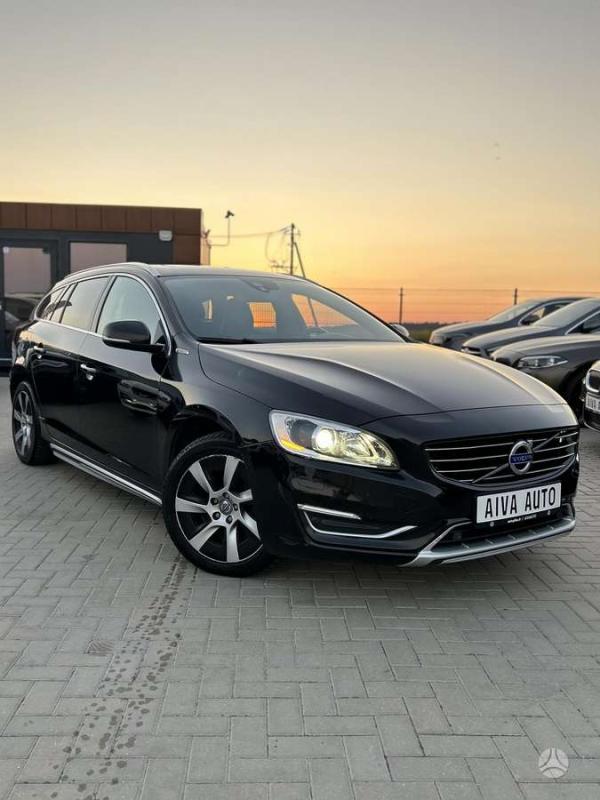 Volvo V60 2013 in Kaunas on AUTOMOTO.COM.LV Black Volvo V60 2013 in Kaunas, with an engine capacity of 2.40 L and mileage of 334 thousand km for 7750 €, photo 7 on AUTOMOTO.COM.LV