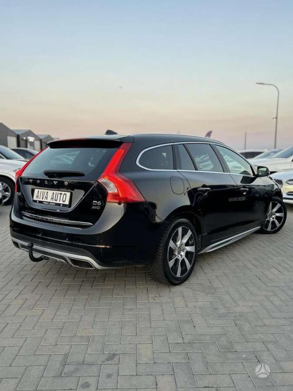 Volvo V60 2013 in Kaunas on AUTOMOTO.COM.LV Black Volvo V60 2013 in Kaunas, with an engine capacity of 2.40 L and mileage of 334 thousand km for 7750 €, photo 10 on AUTOMOTO.COM.LV