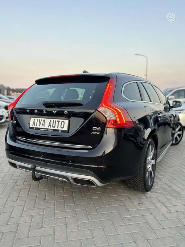 Volvo V60 2013 in Kaunas on AUTOMOTO.COM.LV Black Volvo V60 2013 in Kaunas, with an engine capacity of 2.40 L and mileage of 334 thousand km for 7750 €, photo 11 on AUTOMOTO.COM.LV