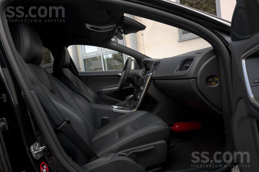 Melns Volvo V60 2013 Jelgava, ar dzinēja tilpumu 1.60 L un nobraukumu 119 tūkst. km par 8500 €, foto 8 vietnē AUTOMOTO.COM.LV