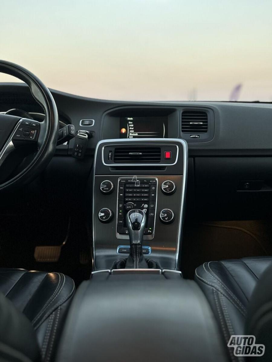 Black Volvo V60 2013 in Kaunas, with an engine capacity of 2.40 L and mileage of 334 thousand km for 7500 €, photo 23 on AUTOMOTO.COM.LV
