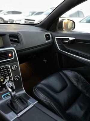 Black Volvo V60 2013 in Kaunas, with an engine capacity of 2.40 L and mileage of 334 thousand km for 7500 €, photo 28 on AUTOMOTO.COM.LV