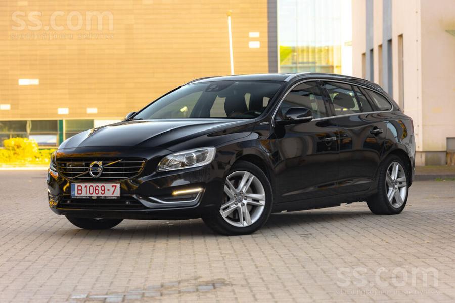 Black Volvo V60 2013 in Jelgava, with an engine capacity of 2.40 L and mileage of 194 thousand km for 10900 €, photo 1 on AUTOMOTO.COM.LV