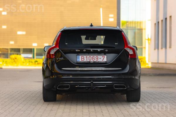 Black Volvo V60 2013 in Jelgava, with an engine capacity of 2.40 L and mileage of 194 thousand km for 10900 €, photo 5 on AUTOMOTO.COM.LV