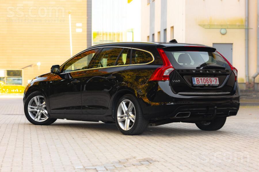 Black Volvo V60 2013 in Jelgava, with an engine capacity of 2.40 L and mileage of 194 thousand km for 10900 €, photo 6 on AUTOMOTO.COM.LV