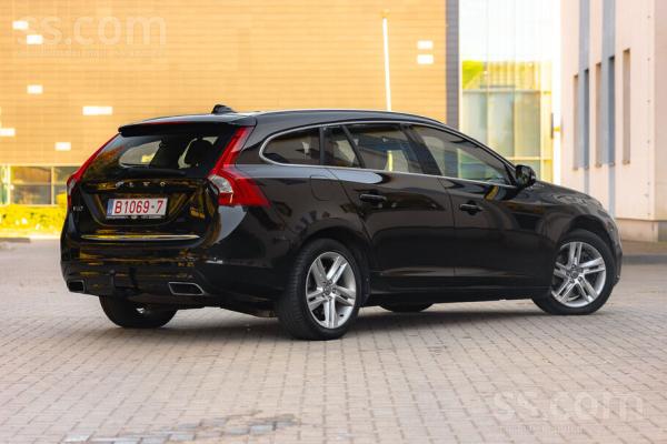 Black Volvo V60 2013 in Jelgava, with an engine capacity of 2.40 L and mileage of 194 thousand km for 10900 €, photo 7 on AUTOMOTO.COM.LV