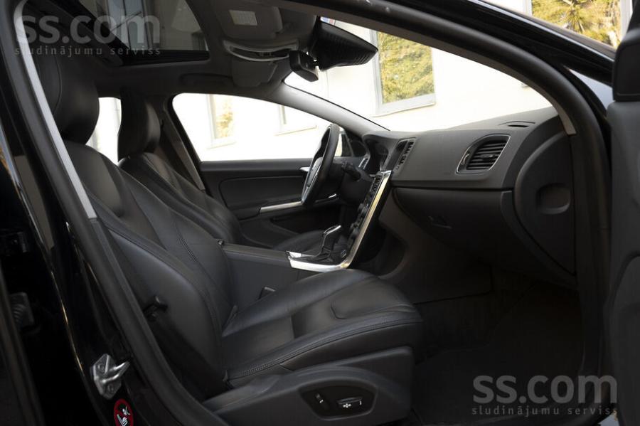 Black Volvo V60 2013 in Jelgava, with an engine capacity of 2.40 L and mileage of 194 thousand km for 10900 €, photo 8 on AUTOMOTO.COM.LV