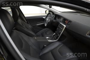 Black Volvo V60 2013 in Jelgava, with an engine capacity of 2.40 L and mileage of 194 thousand km for 10900 €, photo 9 on AUTOMOTO.COM.LV