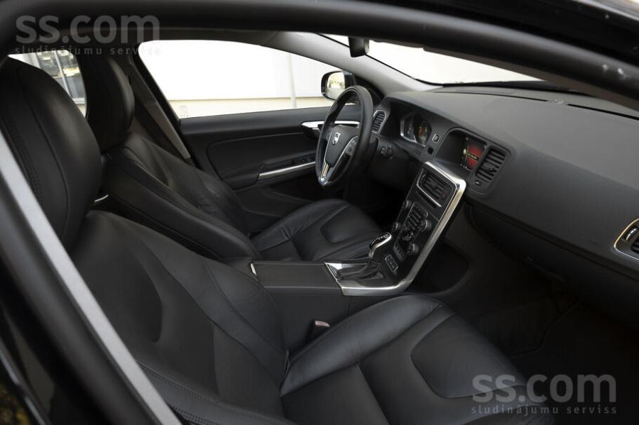 Black Volvo V60 2013 in Jelgava, with an engine capacity of 2.40 L and mileage of 194 thousand km for 10900 €, photo 9 on AUTOMOTO.COM.LV