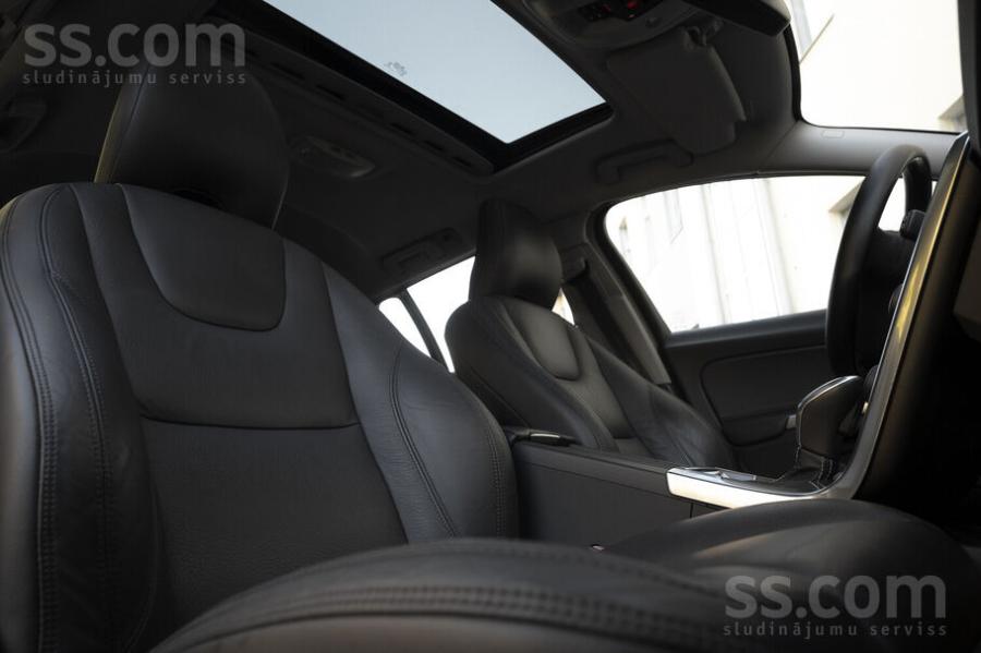 Black Volvo V60 2013 in Jelgava, with an engine capacity of 2.40 L and mileage of 194 thousand km for 10900 €, photo 10 on AUTOMOTO.COM.LV