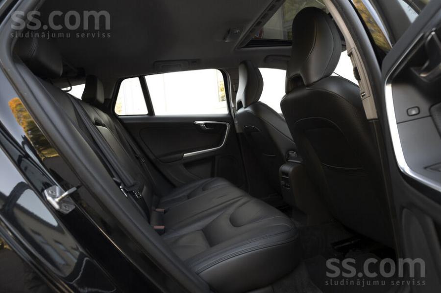 Black Volvo V60 2013 in Jelgava, with an engine capacity of 2.40 L and mileage of 194 thousand km for 10900 €, photo 11 on AUTOMOTO.COM.LV
