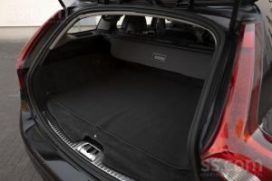 Black Volvo V60 2013 in Jelgava, with an engine capacity of 2.40 L and mileage of 194 thousand km for 10900 €, photo 15 on AUTOMOTO.COM.LV