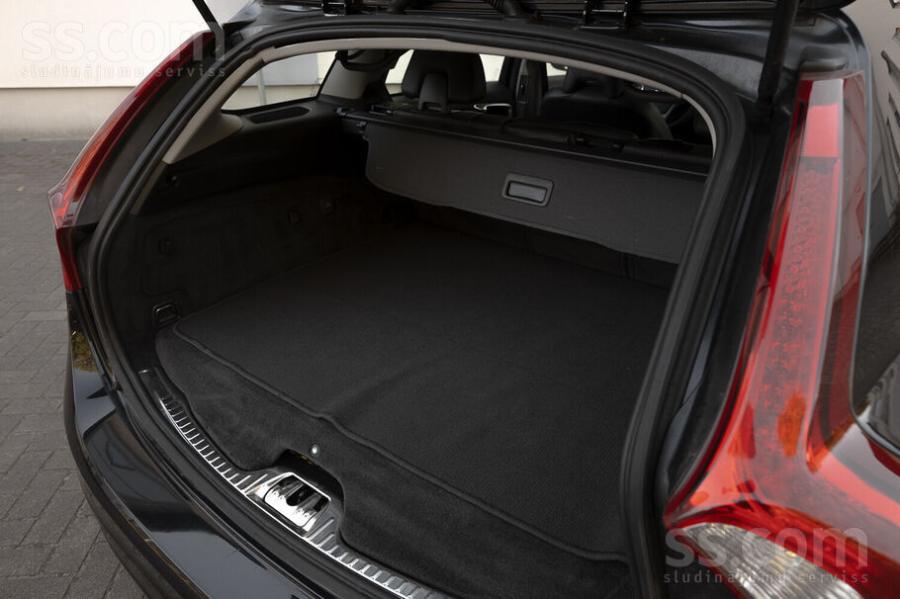 Black Volvo V60 2013 in Jelgava, with an engine capacity of 2.40 L and mileage of 194 thousand km for 10900 €, photo 15 on AUTOMOTO.COM.LV