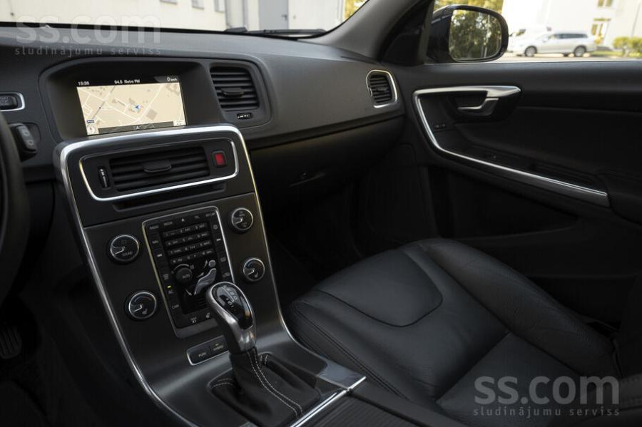 Black Volvo V60 2013 in Jelgava, with an engine capacity of 2.40 L and mileage of 194 thousand km for 10900 €, photo 19 on AUTOMOTO.COM.LV