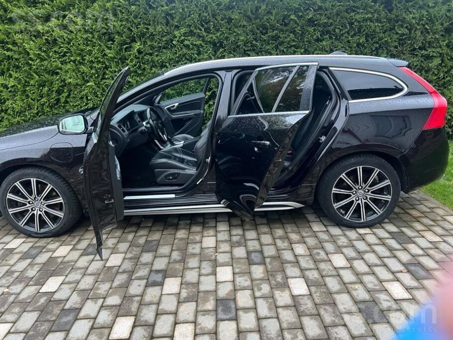 Melns Volvo V60 2013 Rīga, ar dzinēja tilpumu 2.40 L un nobraukumu 286 tūkst. km par 6250 €, foto 4 vietnē AUTOMOTO.COM.LV