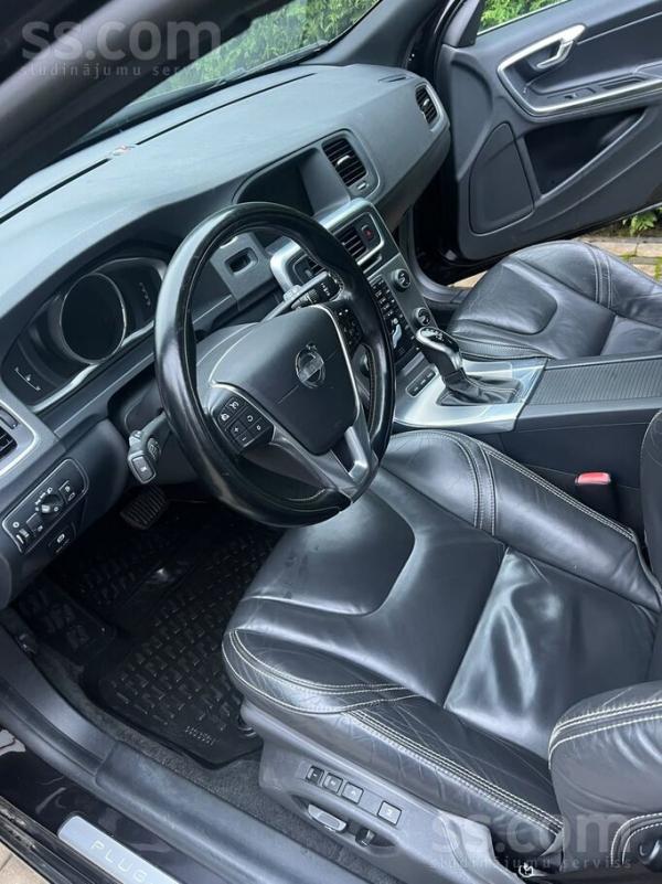 Melns Volvo V60 2013 Rīga, ar dzinēja tilpumu 2.40 L un nobraukumu 286 tūkst. km par 6250 €, foto 5 vietnē AUTOMOTO.COM.LV