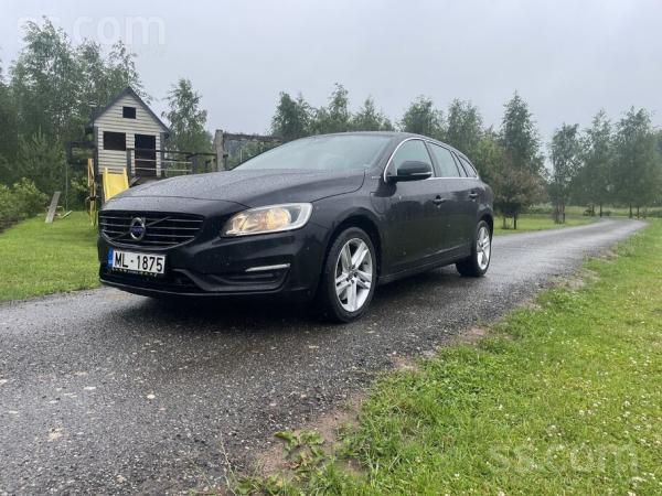 Black Volvo V60 2014 in Riga, with an engine capacity of 2.40 L and mileage of 323 thousand km for 6750 €, photo 1 on AUTOMOTO.COM.LV