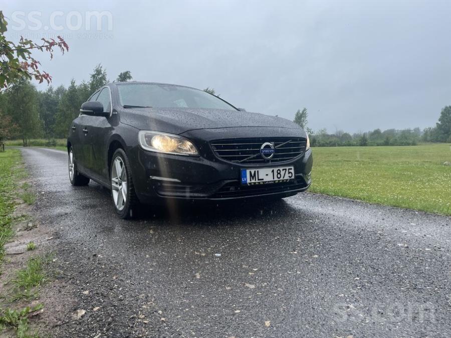 Black Volvo V60 2014 in Riga, with an engine capacity of 2.40 L and mileage of 323 thousand km for 6750 €, photo 2 on AUTOMOTO.COM.LV