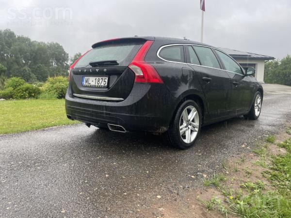Black Volvo V60 2014 in Riga, with an engine capacity of 2.40 L and mileage of 323 thousand km for 6750 €, photo 3 on AUTOMOTO.COM.LV