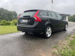 Black Volvo V60 2014 in Riga, with an engine capacity of 2.40 L and mileage of 323 thousand km for 6750 €, photo 3 on AUTOMOTO.COM.LV