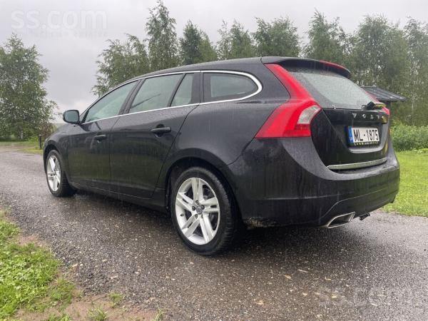 Black Volvo V60 2014 in Riga, with an engine capacity of 2.40 L and mileage of 323 thousand km for 6750 €, photo 4 on AUTOMOTO.COM.LV