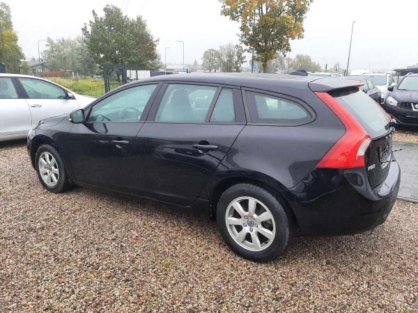 Black Volvo V60 2014 in Kaunas, with an engine capacity of 1.56 L and mileage of 211 thousand km for 6700 €, photo 11 on AUTOMOTO.COM.LV