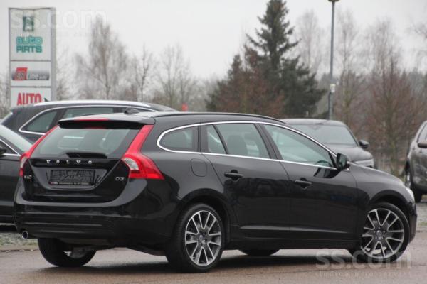 Black Volvo V60 2014 in Tukums, with an engine capacity of 2.00 L and mileage of 257 thousand km for 7990 €, photo 2 on AUTOMOTO.COM.LV