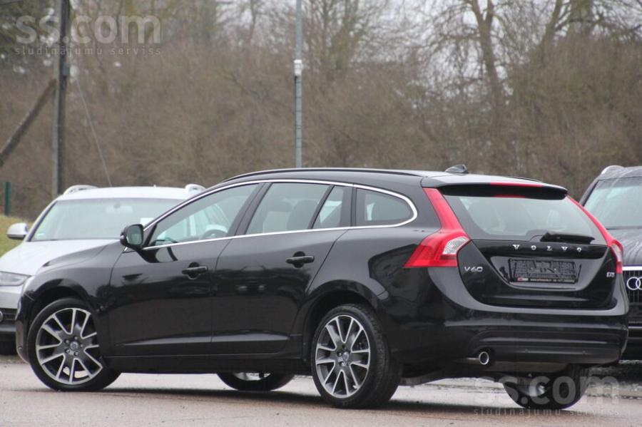 Black Volvo V60 2014 in Tukums, with an engine capacity of 2.00 L and mileage of 257 thousand km for 7990 €, photo 4 on AUTOMOTO.COM.LV